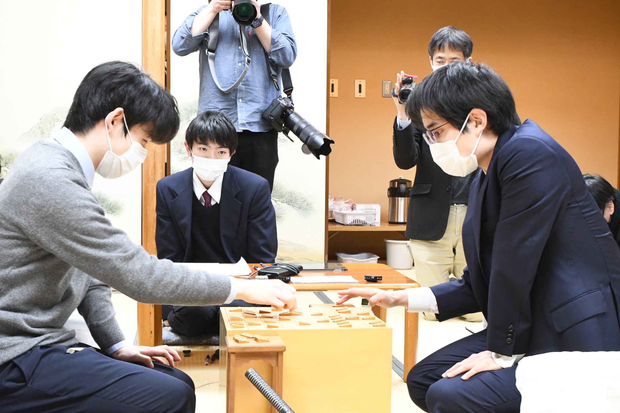 中日新聞 東京新聞 将棋【公式】 On Twitter 終局後の両対局者の様子です（日本将棋連盟提供） 