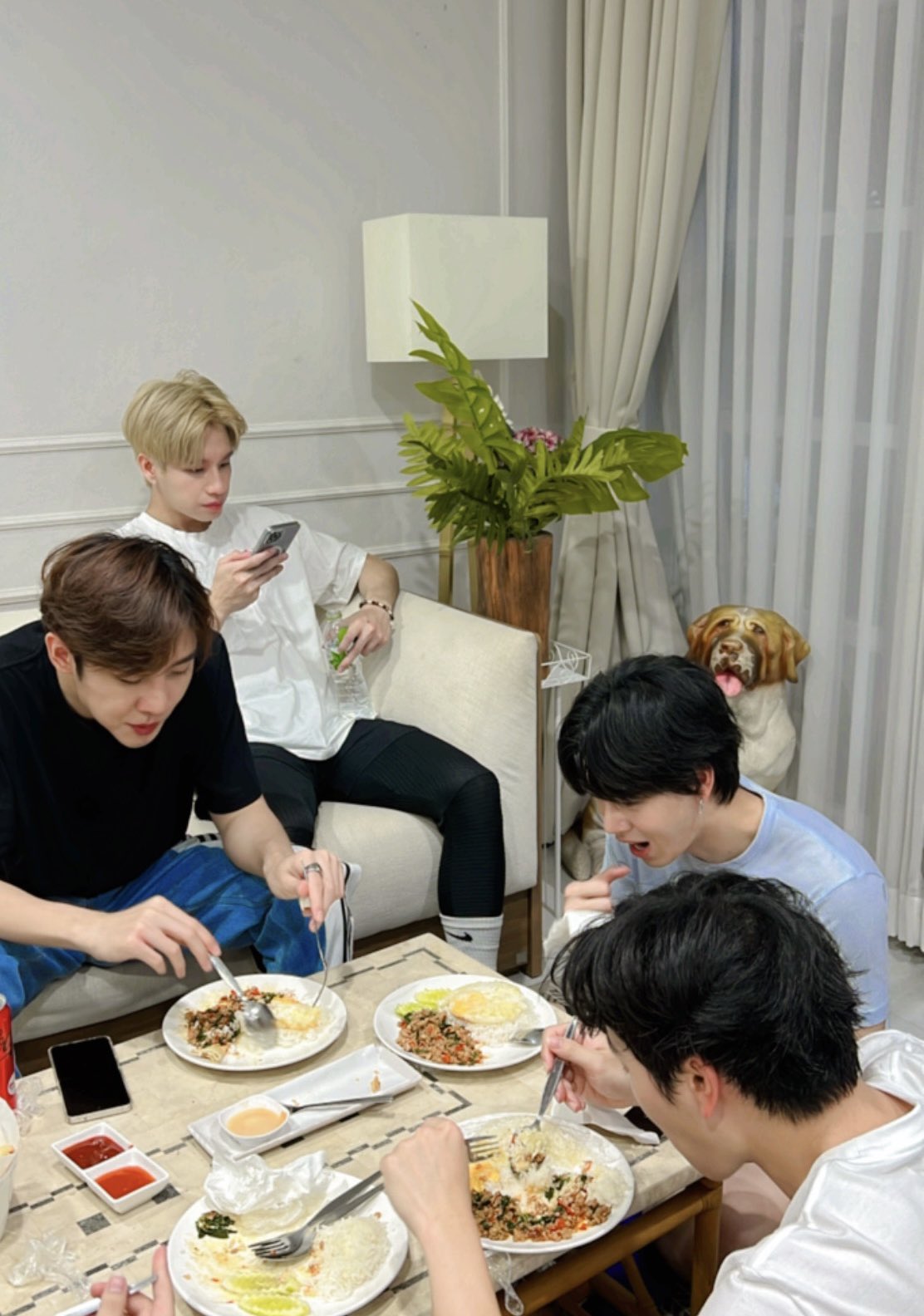 Aunz Patchara on Twitter: "เรามาทายกันว่า หลังจากทำงานเสร็จแล้วใครหิวสุด #หยิ่นวอร์ #พร้อมมาร์ค…