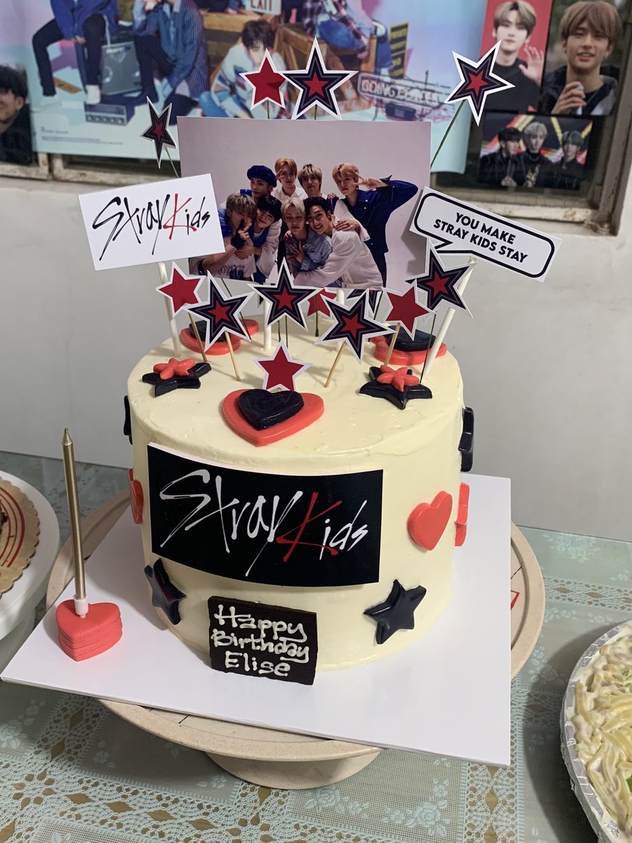 「LOOK AT MY CAKE IM CRYING SM 😭😭😭😭😭 」|라💜i무 | commissions open ; SAW SKZの漫画