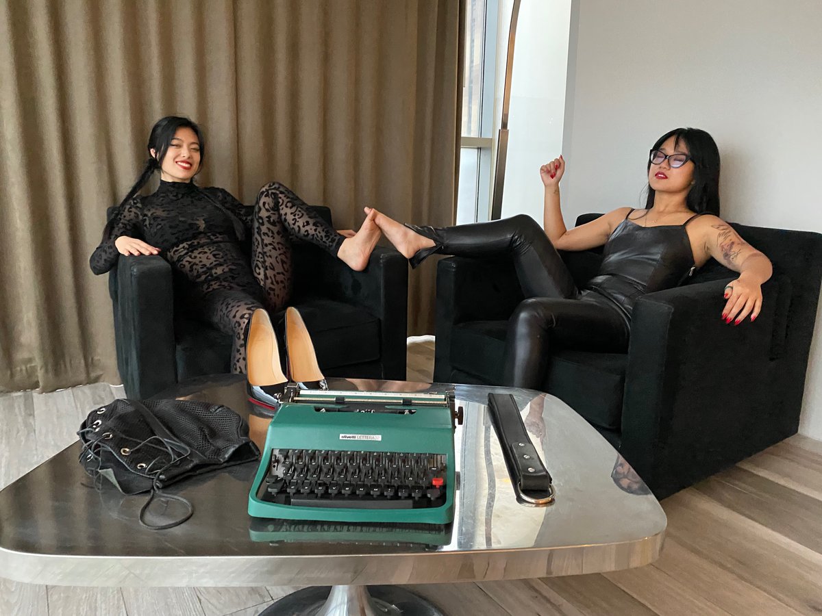 Mistress Sybil Fury on Twitter: "RT @TheBitchEmpress: Two girlbosses sealing a business deal 🤝 🦶 ...