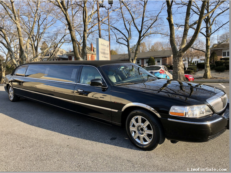 2022 Lincoln Town Car Limo