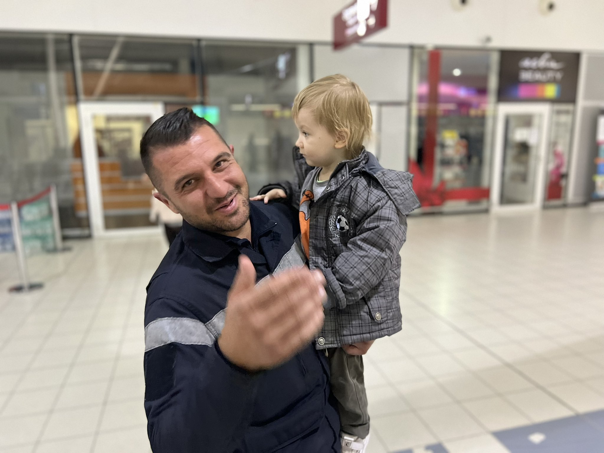 Grégory Leclerc on Twitter: "Viktor, 3 ans, n’a plus de papa. Il est ici dans les bras d’un ...