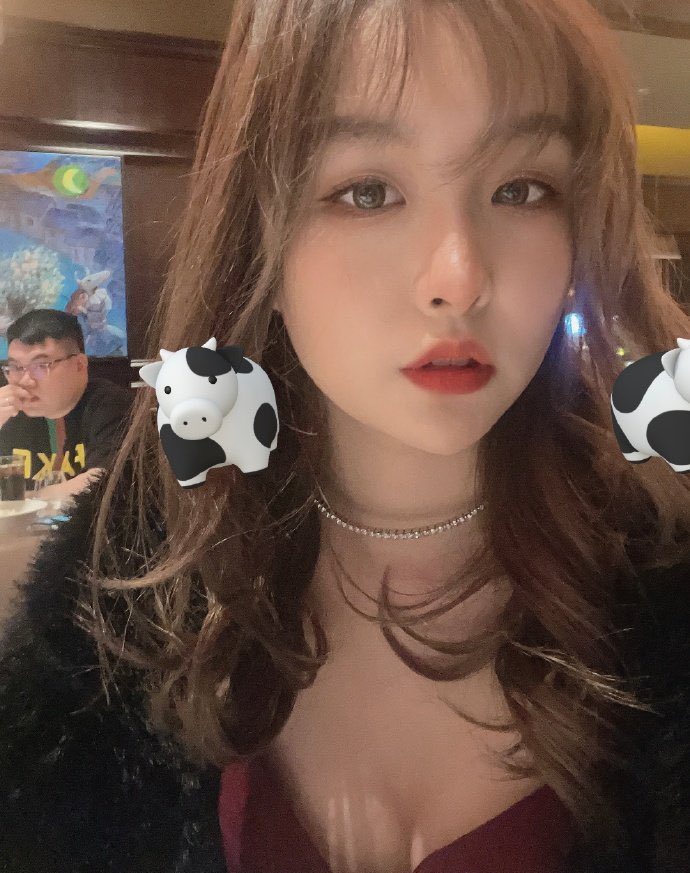 Yun On Twitter 9分穿成这样就是为了男人可以方便的操你这个腿这么细操起来虽然不舒服但是抵挡不了你那个多水的小穴穿着肉丝就是为了诱惑男人 骚货想被射屏 意淫 口交 射屏
