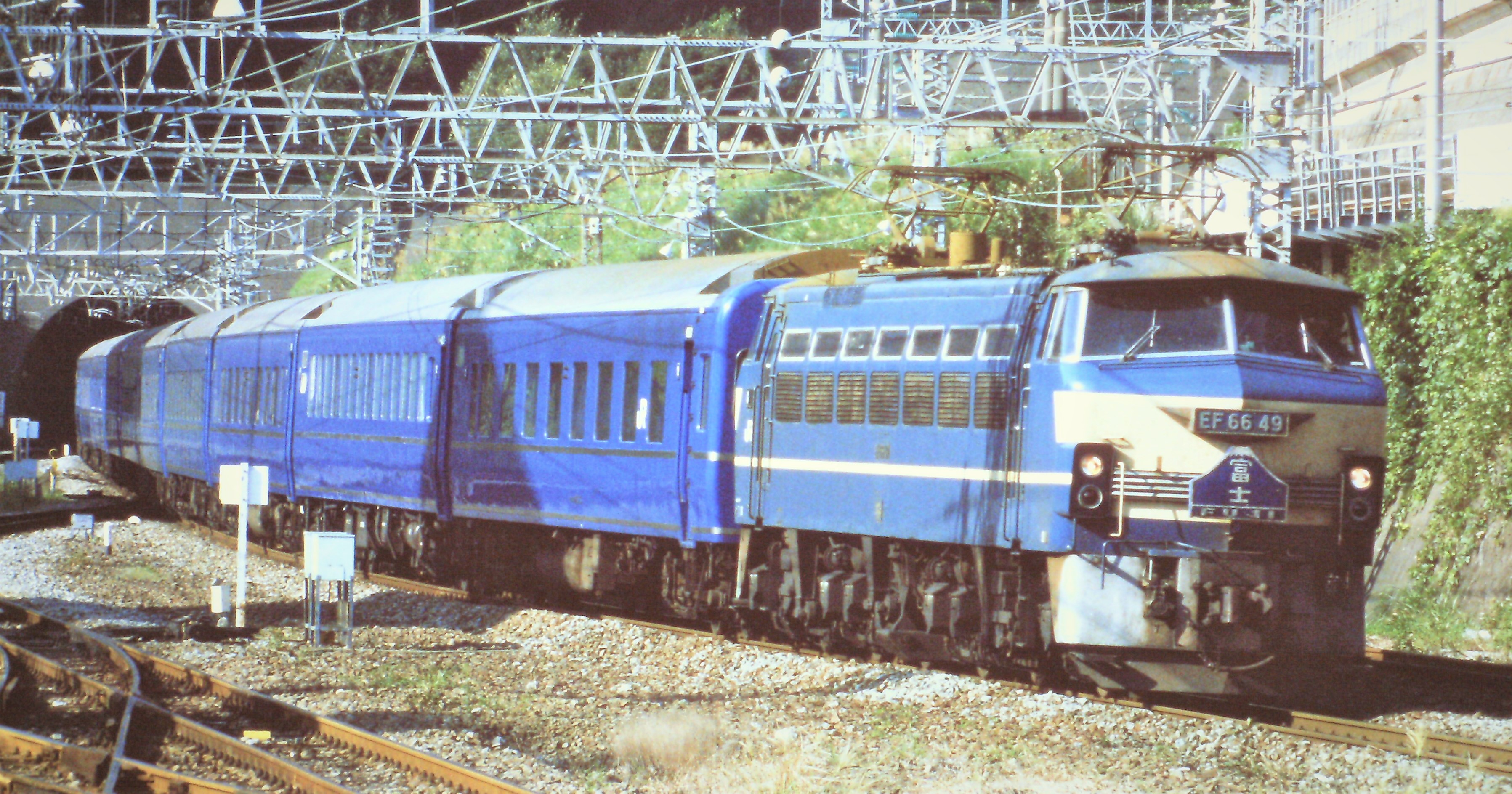 空鉄 on Twitter: "#熱海駅 に到着する #EF66 49牽引 #寝台特急富士 #ブルートレイン https://t.co/1oGBoxYPJ8" / Twitter