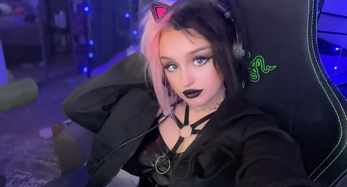 i can be an emo gorl if you want me to be an emo gorl 🖤🥺 pls Shan 🍄 ...