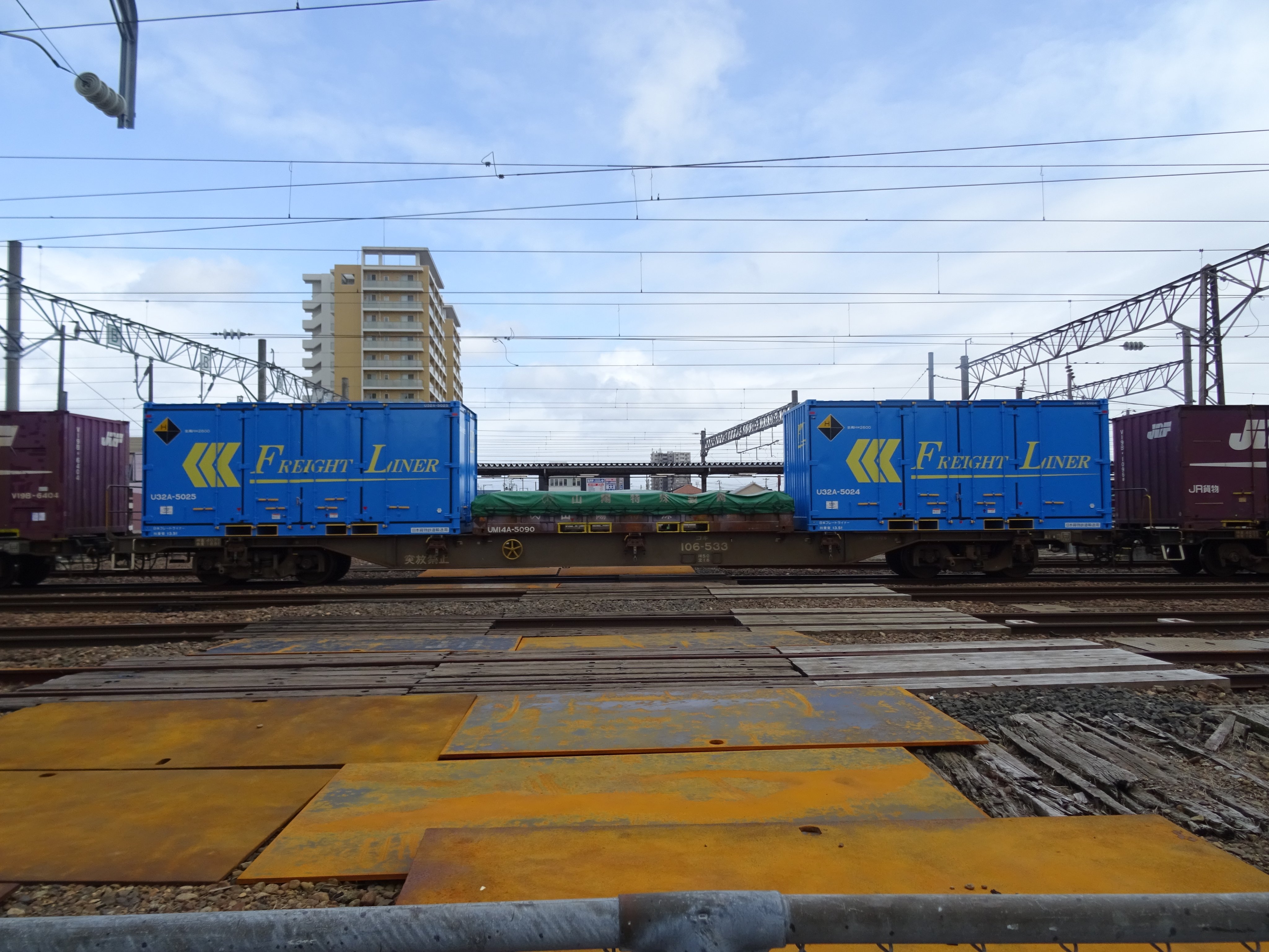 HAYAKOMA on Twitter: "今日（R04.03.20）の4075列車に、フレートライナーの新コンテナが載ってきました。 U32A-5025と5024の2個。 実見は初めてです ...