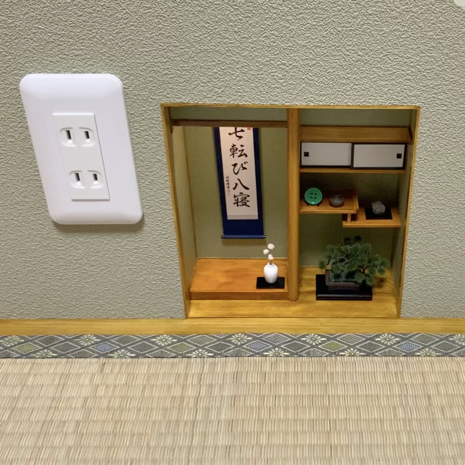 MOZU STUDIOS (新潟個展開催中) on Twitter: "展覧会では見られない作品の小ネタシリーズ③ #Mozu展 「こびとの床の間」の掛け軸の裏側には秘密の抜け道とハシゴがあり ...