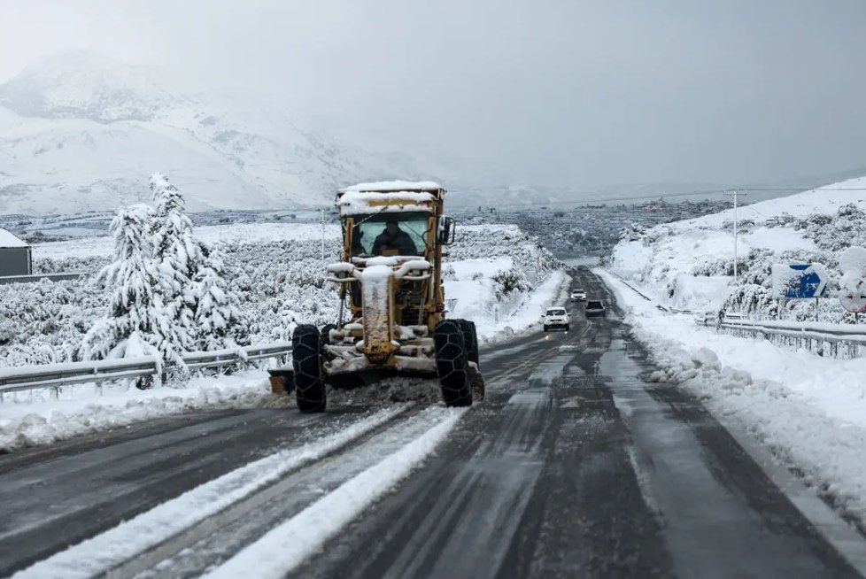 Makeleio.gr on Twitter: "Καιρός: Xιονοπτώσεις και αύριο στην Αττική – Άνεμοι έως 8 μποφόρ στο ...