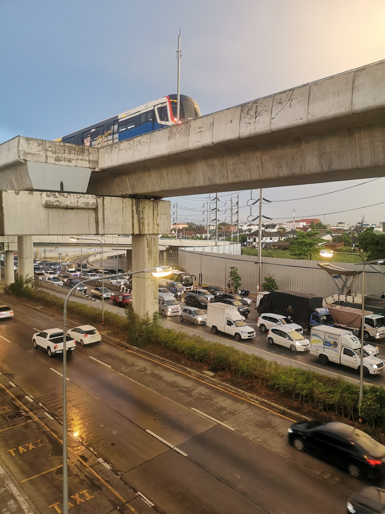 FM91 Trafficpro on Twitter: "06.32 น. ถนนลำลูกกา ขาออก ช่วงคลอง 3 ก่อนหน้านี้ มีอุบัติเหตุ ...