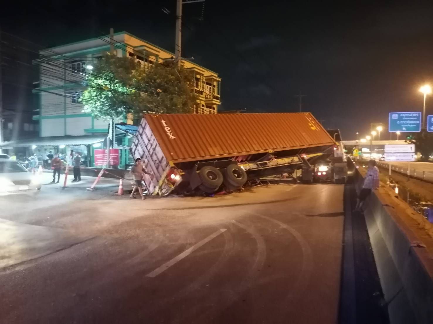 JS100 on Twitter: "20:48 #อุบัติเหตุ #ถนนพระราม2 ขาเข้า ที่บริเวณเลยตลาดทะเลไทย ประมาณ 1 กม. ...