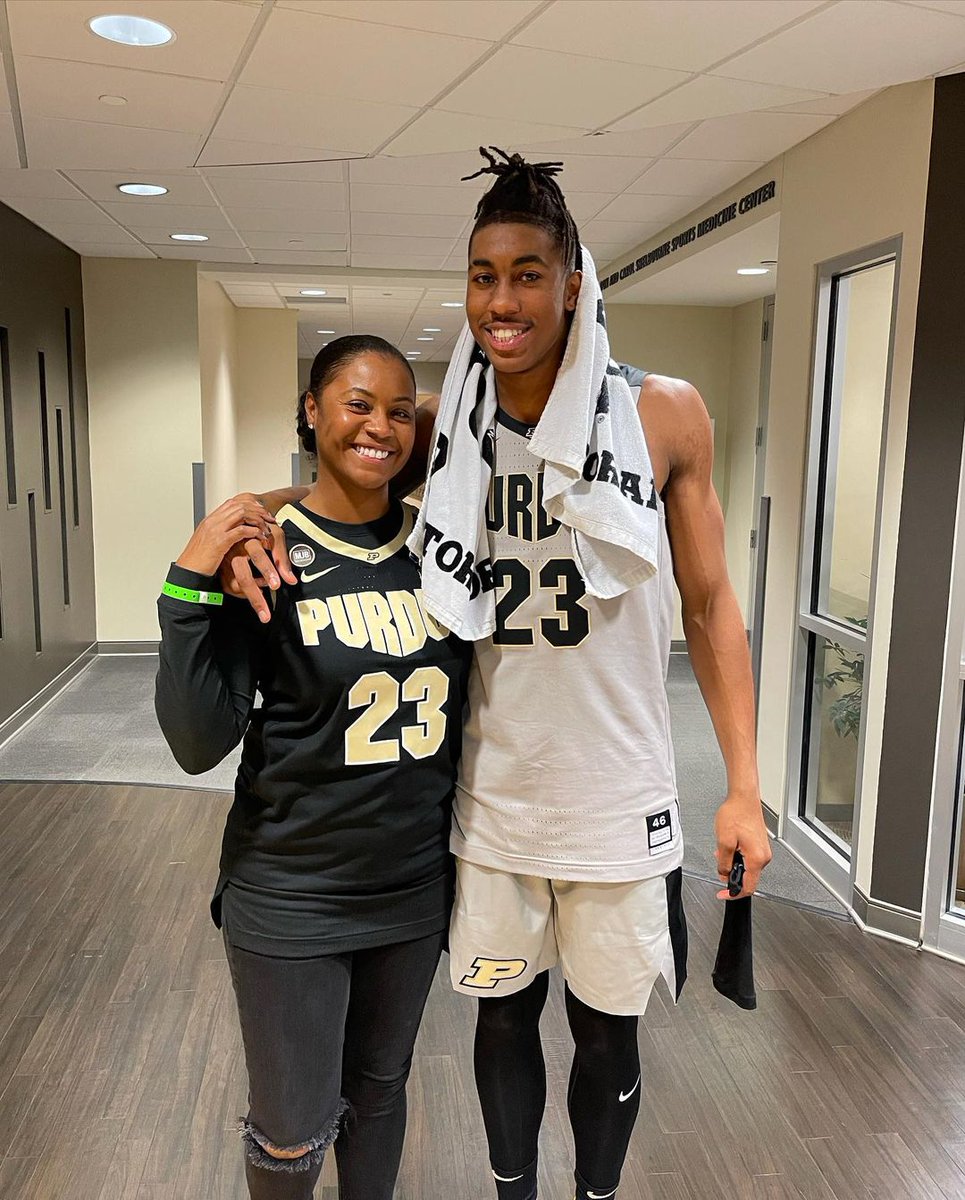 [Bleacher Report] A legendary mother-son duo. Niele Ivey, the head ...