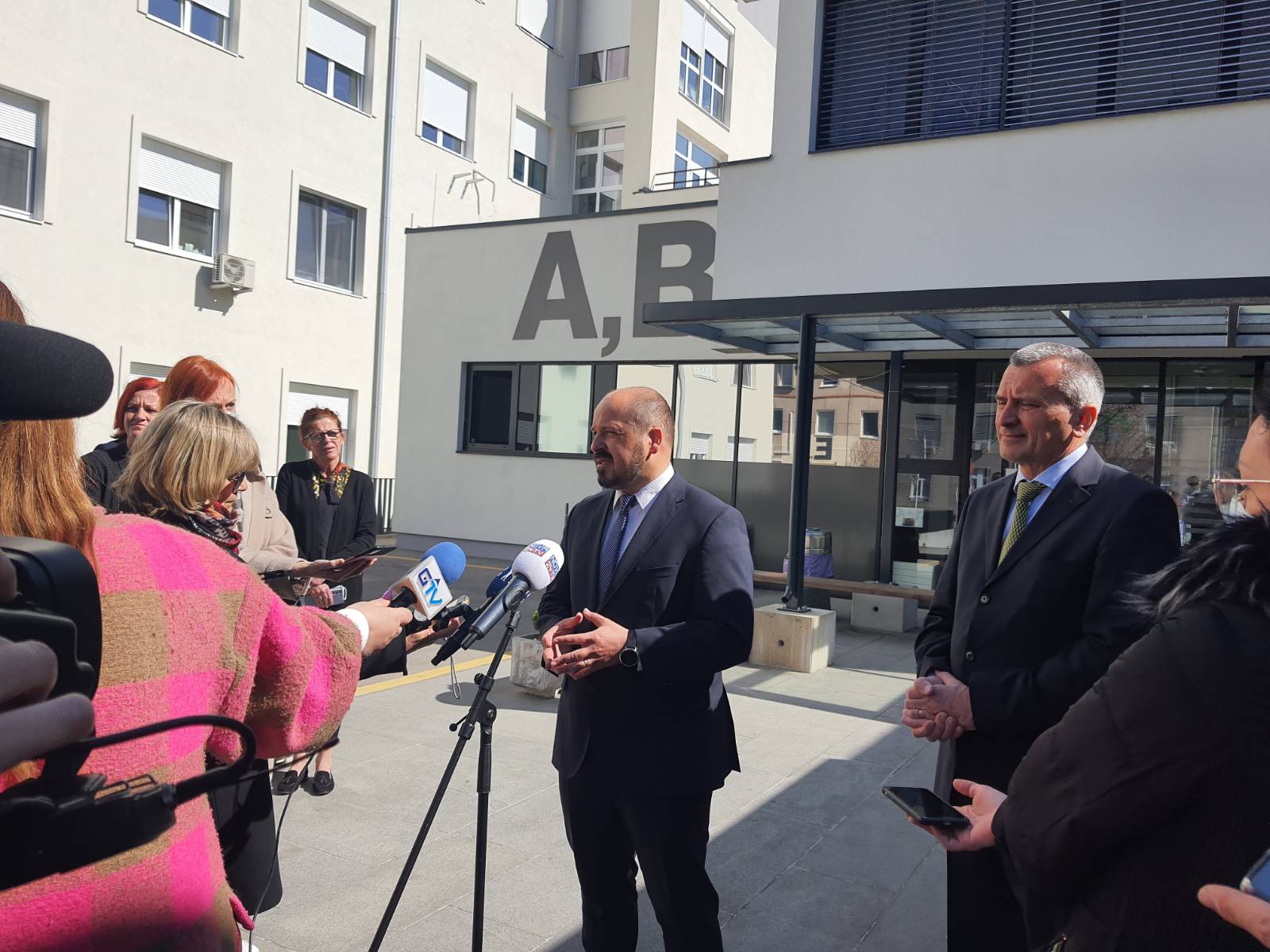 Ministrstvo za zdravje on Twitter: "Minister Janez Poklukar📢: "Kot zdravnik vem, kaj vse vpliva ...