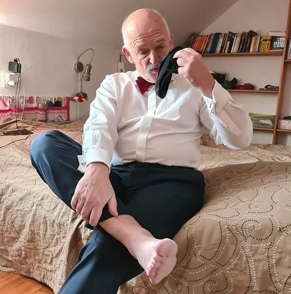 Zespół Brauna on Twitter: "Kiedy zmieniłeś onuce, a one dalej jebią https://t.co/7fVe1xSwy9 ...