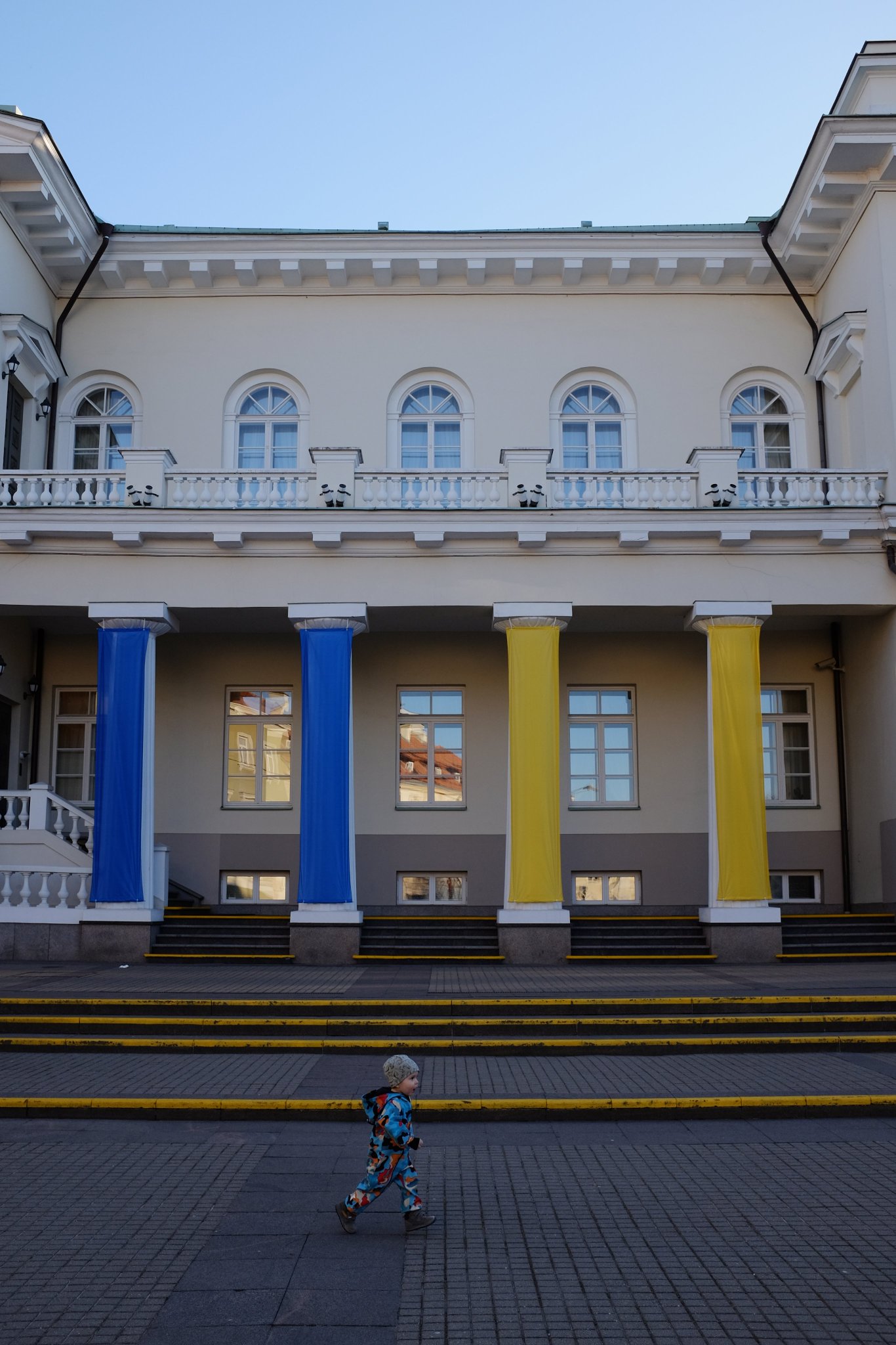 Eugenio Cau on Twitter: "A Vilnius, in Lituania, ci sono i colori della bandiera ucraina ...