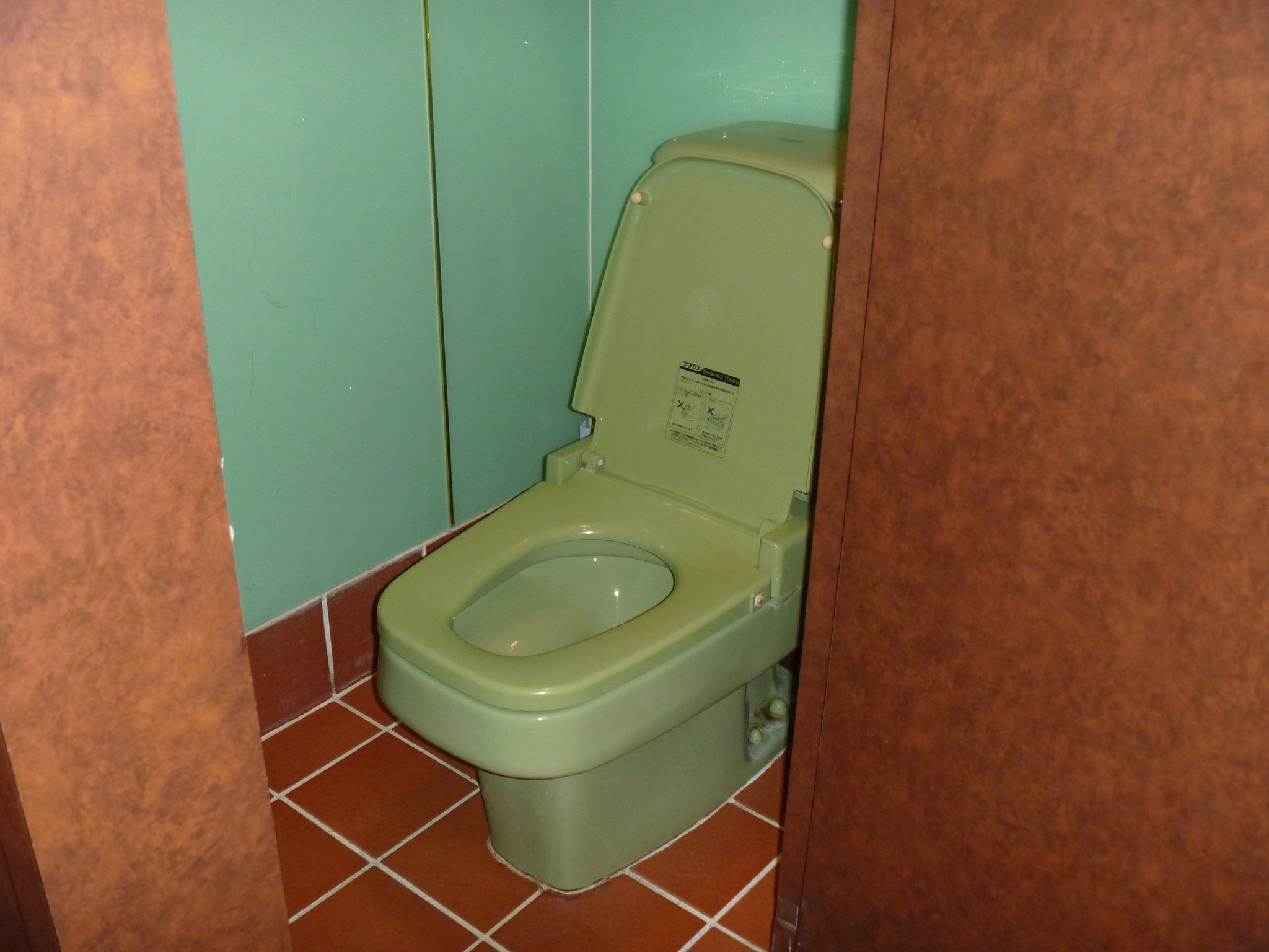 TOYO on Twitter: "TOTOのC811Bは、セミサイホン式となっていますが、他の方からのコメントによると、当初は洗落し式だったようです (デザイン便器C835・C850もそうな ...