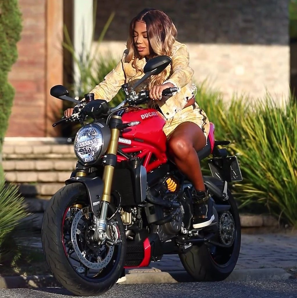 LUDMILLA 🏍 on Twitter: "MC BEYONCE IS COMING! #BACKTOBE hoje, 21h 🔥https://t.co/xTyKH8IohT https ...