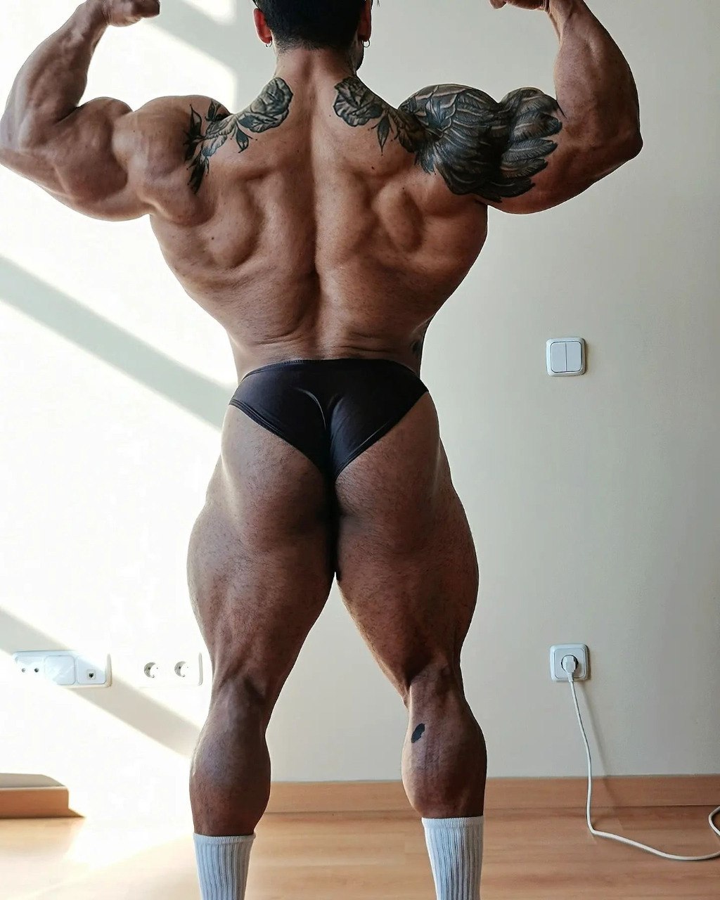 MuscleColtStar (MCS) 41K ️ Thanks on Twitter: "Massive thick and mascular Leonel 😍 ️🤤🤤 https://t ...