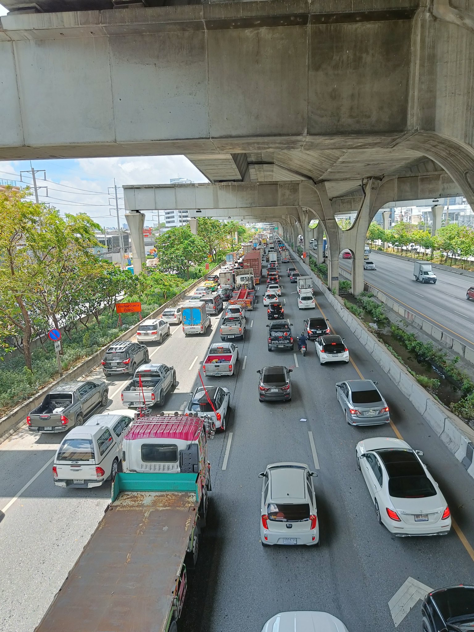 JS100 on Twitter: "RT@jeerapong_pra : 12.20น. สภาพการจราจร #ถนนเทพรัตน ขาเข้า กทม. ช่วงหน้าตึก ...