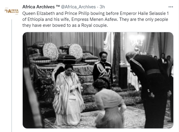 Fake History Hunter on Twitter: "That photo does not show Queen Elizabeth & Prince Philip bowing ...