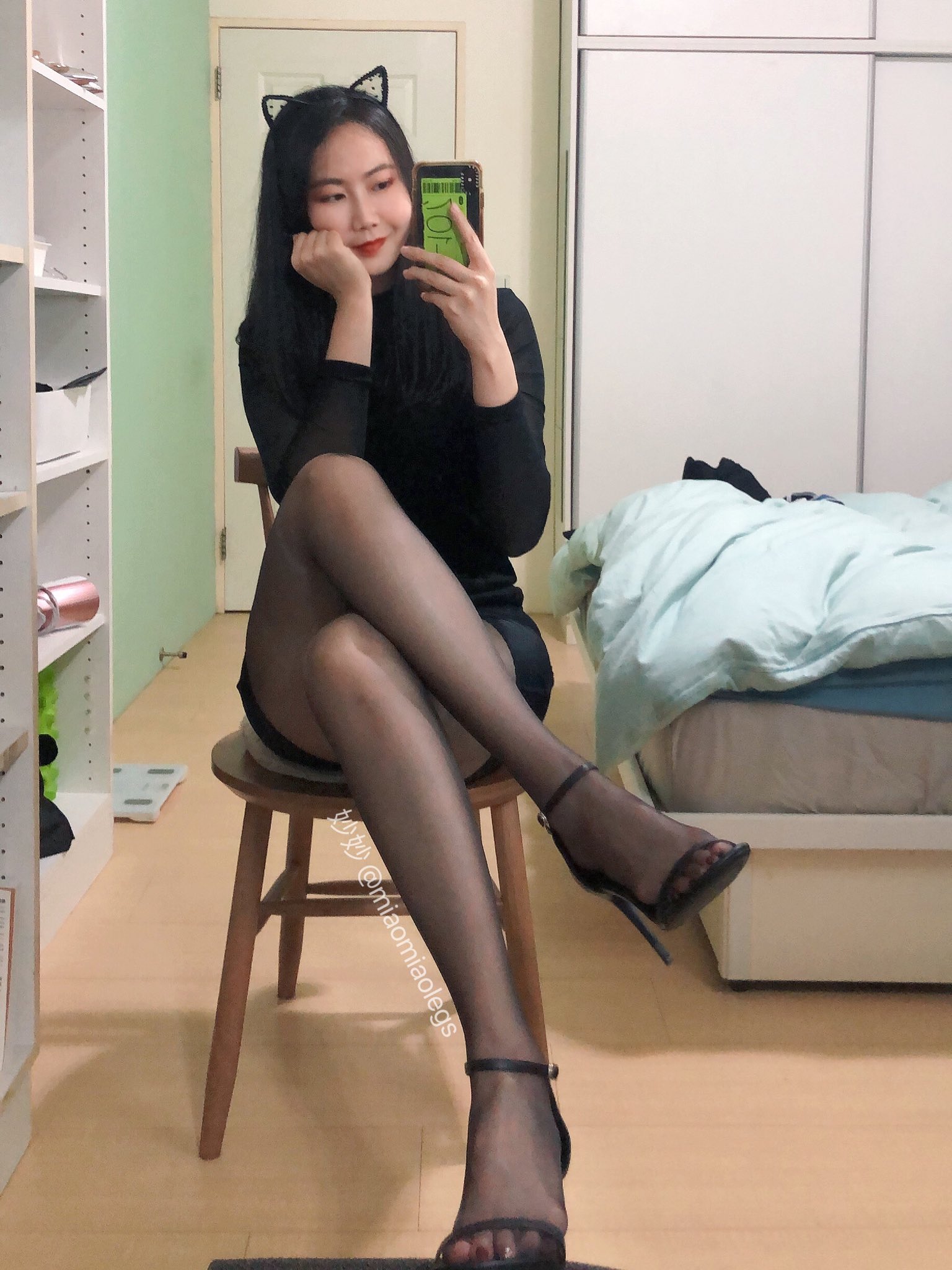 妙妙miao on Twitter: "小黑貓🐈‍⬛ 左交叉好還是右交叉好😛 雨一直下不停在家自己玩🥳 https://t.co/a3NiepBbJX" / Twitter