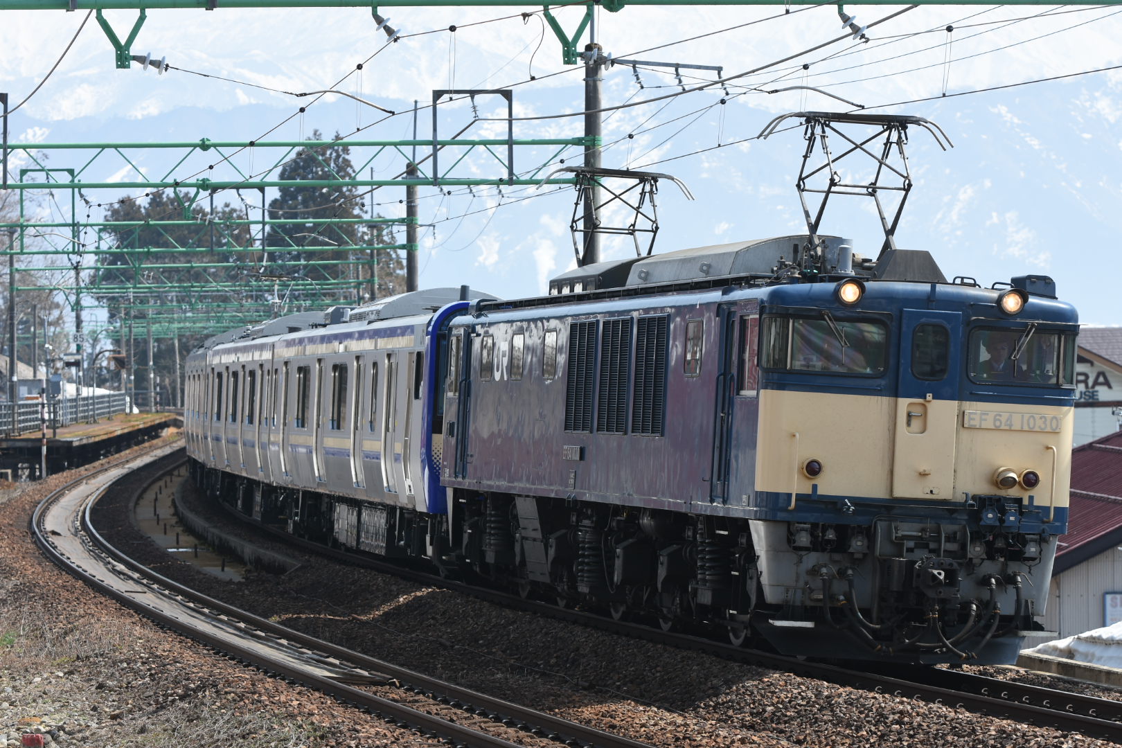 くま鉄 on Twitter: "配9728レ 新津配給 EF64 1030 + E235系 F-14 ダイ改後初のニーハイ 特にスジ変わらないようで良かったです https://t.co ...