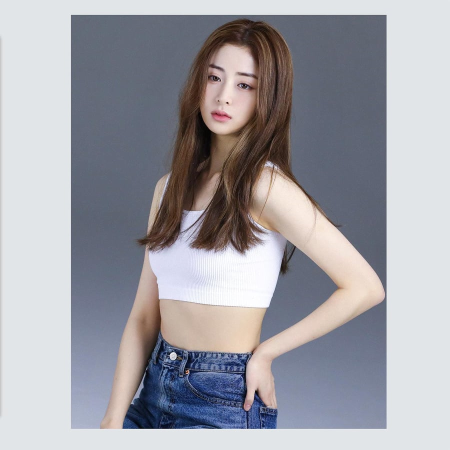 LE SSERAFIM GLOBAL on Twitter: "[PHOTOS] LE SSERAFIM Huh Yunjin Behind Board (Instagram Update ...