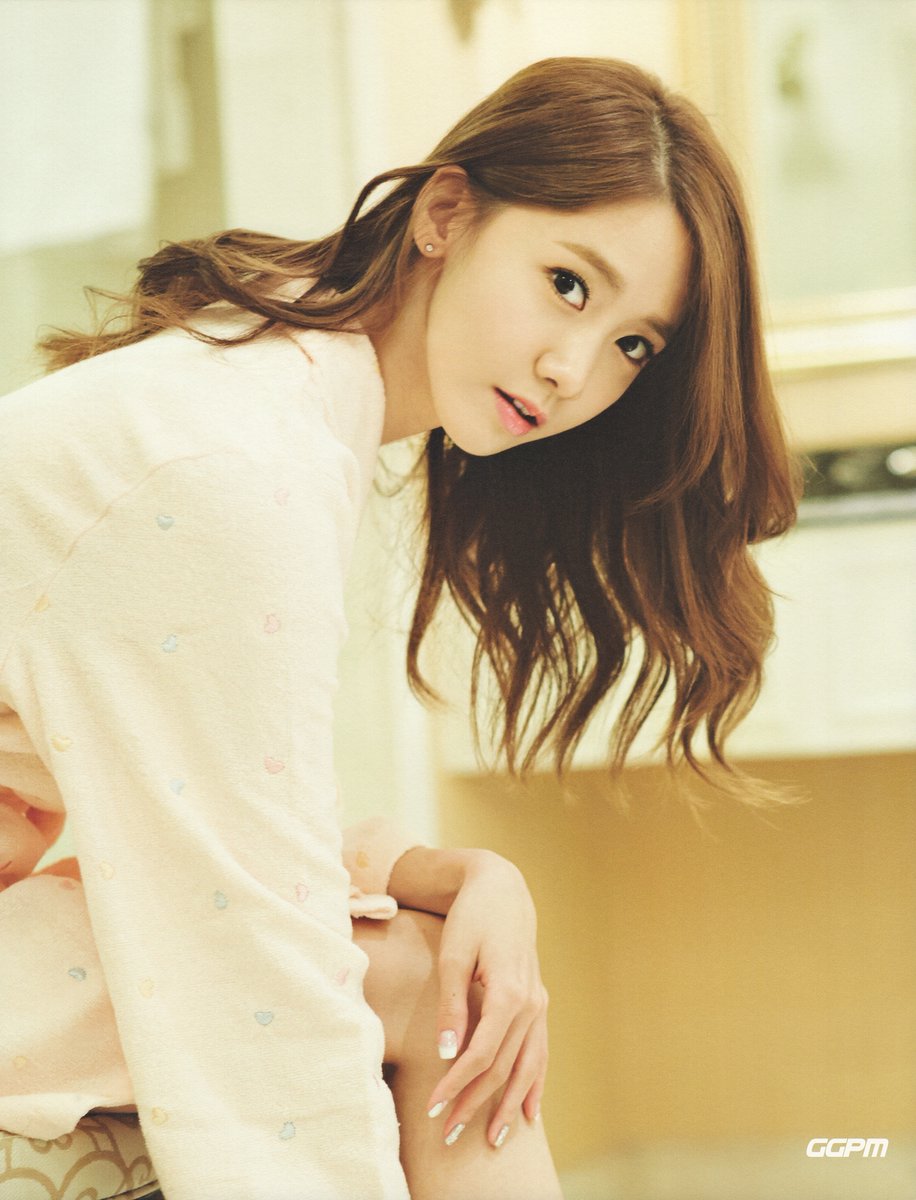 YOONA. GIRLS' GENERATION In Las Vegas PHOTOBOOK 그 여름 찬란했던 소녀처럼, 매 여름 한결같던 윤아. ️ https://t.co ...