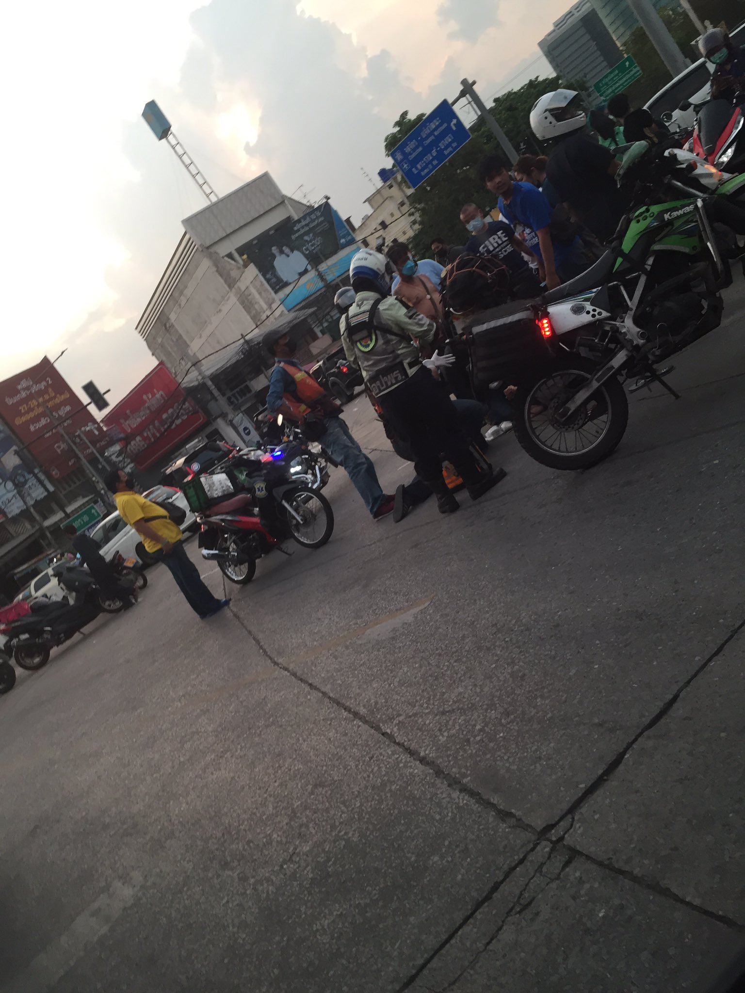 JS100 on Twitter: "RT@handgirlfriend วงเวียนพระราม 7 ขาเข้า มีอุบัติเหตุ เลี่ยงได้เลี่ยงนะครับ ...