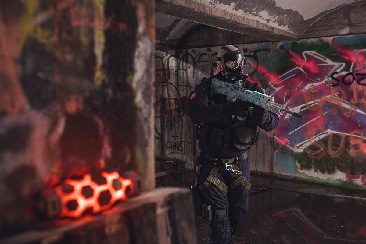 Another shot of my Sledge cosplay, including my replica Razorbloom : r ...