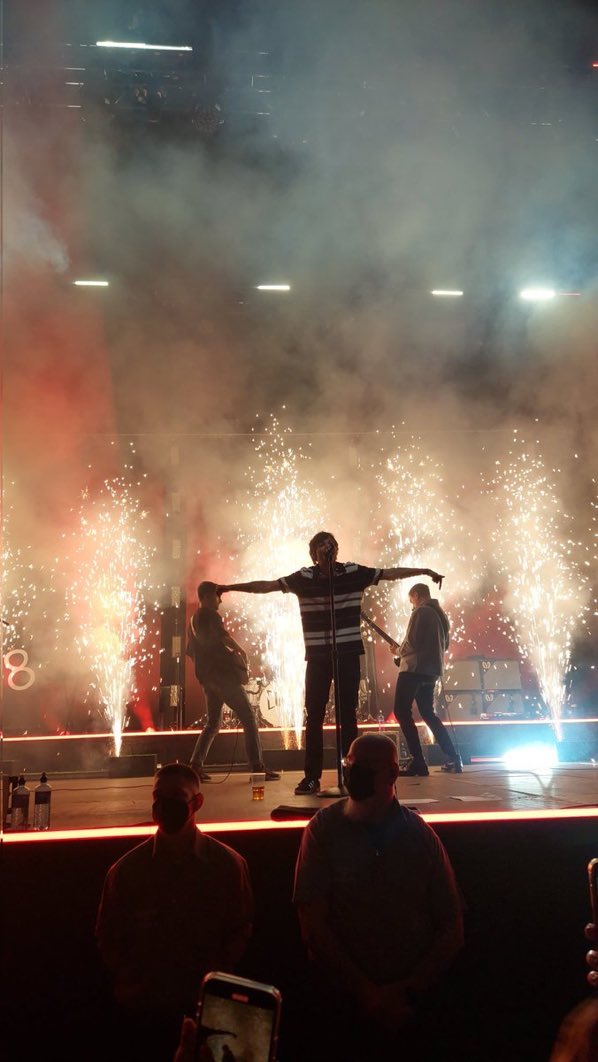 HL Daily On Tour on Twitter: "Louis Tomlinson, live from Mercedes-Benz Arena. #LTWTBerlin 30.3. ...