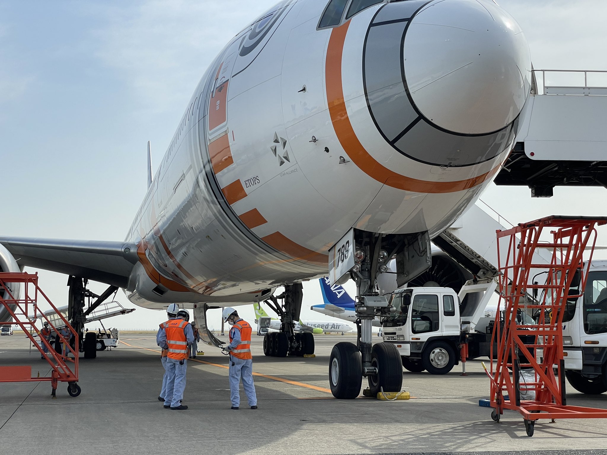 FlyTeam on Twitter: "スター・ウォーズ・ジェットBB-8、ラストフライトですが、残念ながらランディングギア・ドアシステムの表示系統の不具合で、シップチェンジになってしまい ...