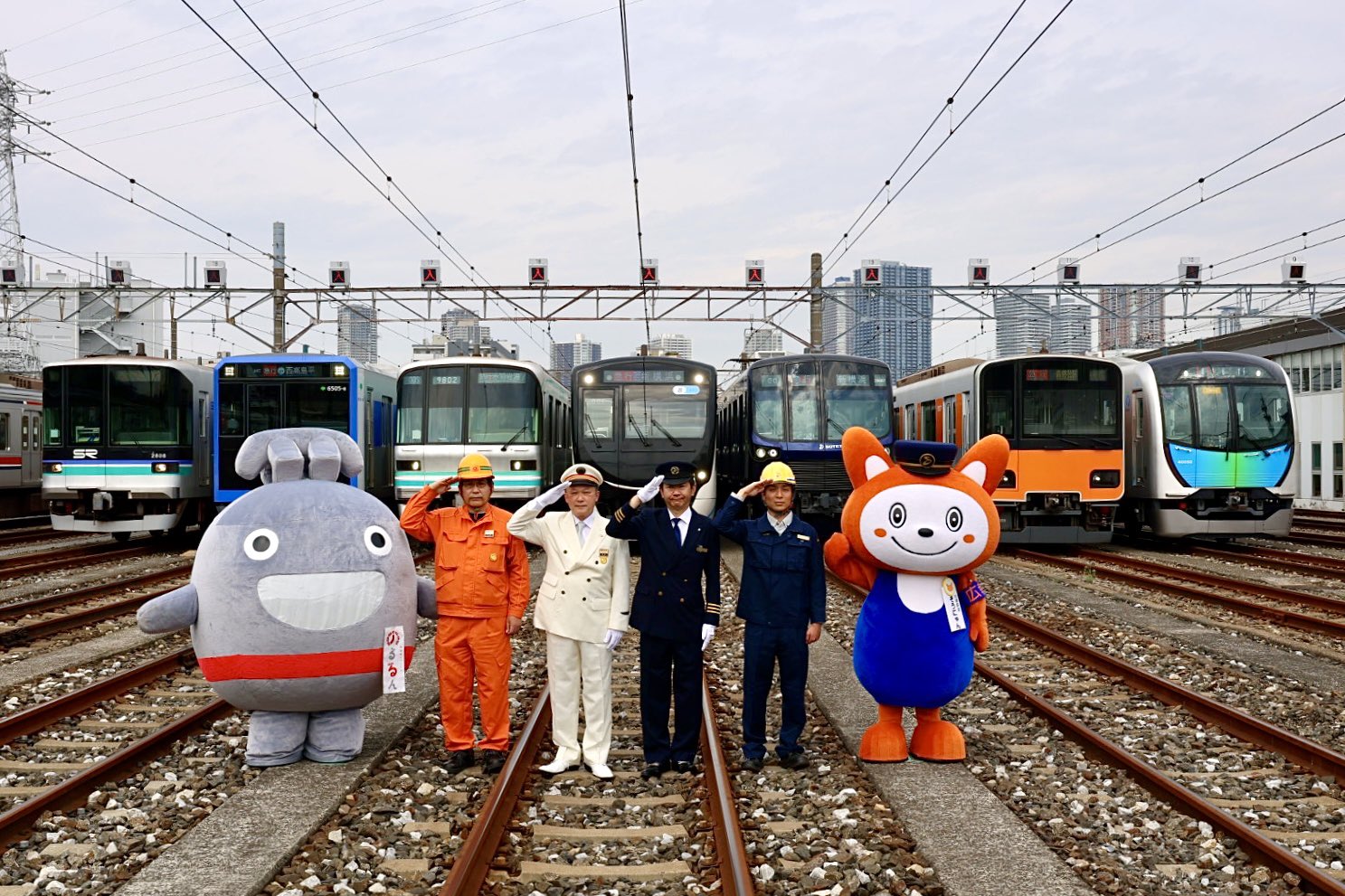 ハマのわんた on Twitter: "RT @tetsudoshimbun: 7社局の電車が一堂に会しました！ https://t.co/q26781qNxQ" / Twitter