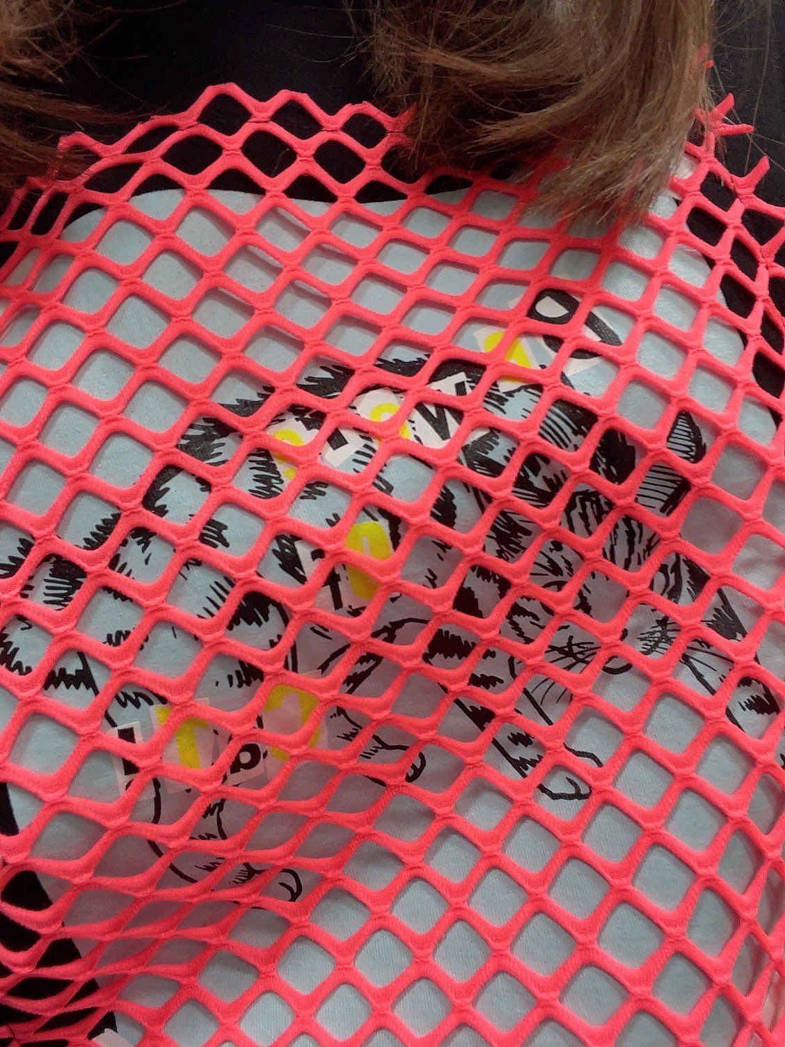 20周年の中川翔子🪐 on Twitter: "mmts 新作！威嚇猫Tシャツ🐈‍⬛ ネオンカラーのあみあみがおしゃれ！ わたしが描いた猫が威嚇してるよ やんのかステップ！ https://t ...