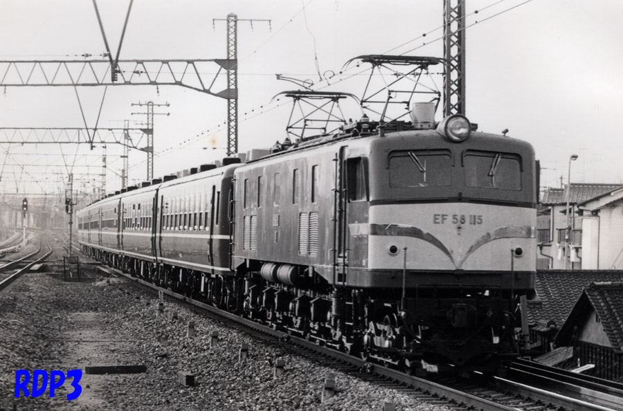 RDP3 on Twitter: "白黒プリントスキャン編 広島ゴハチ115番です。 塚本駅先も背景が今とずいぶん違いますね。 たぶん、8208列車？？ EF58115+ハハフ6（12系 ...