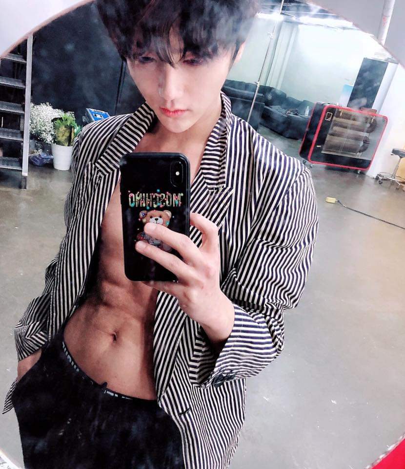 Yesung Abs