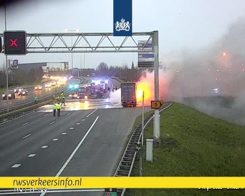 Rijkswaterstaat Verkeersinformatie on Twitter: "De brandweer is aan het blussen op de #A15 bij ...
