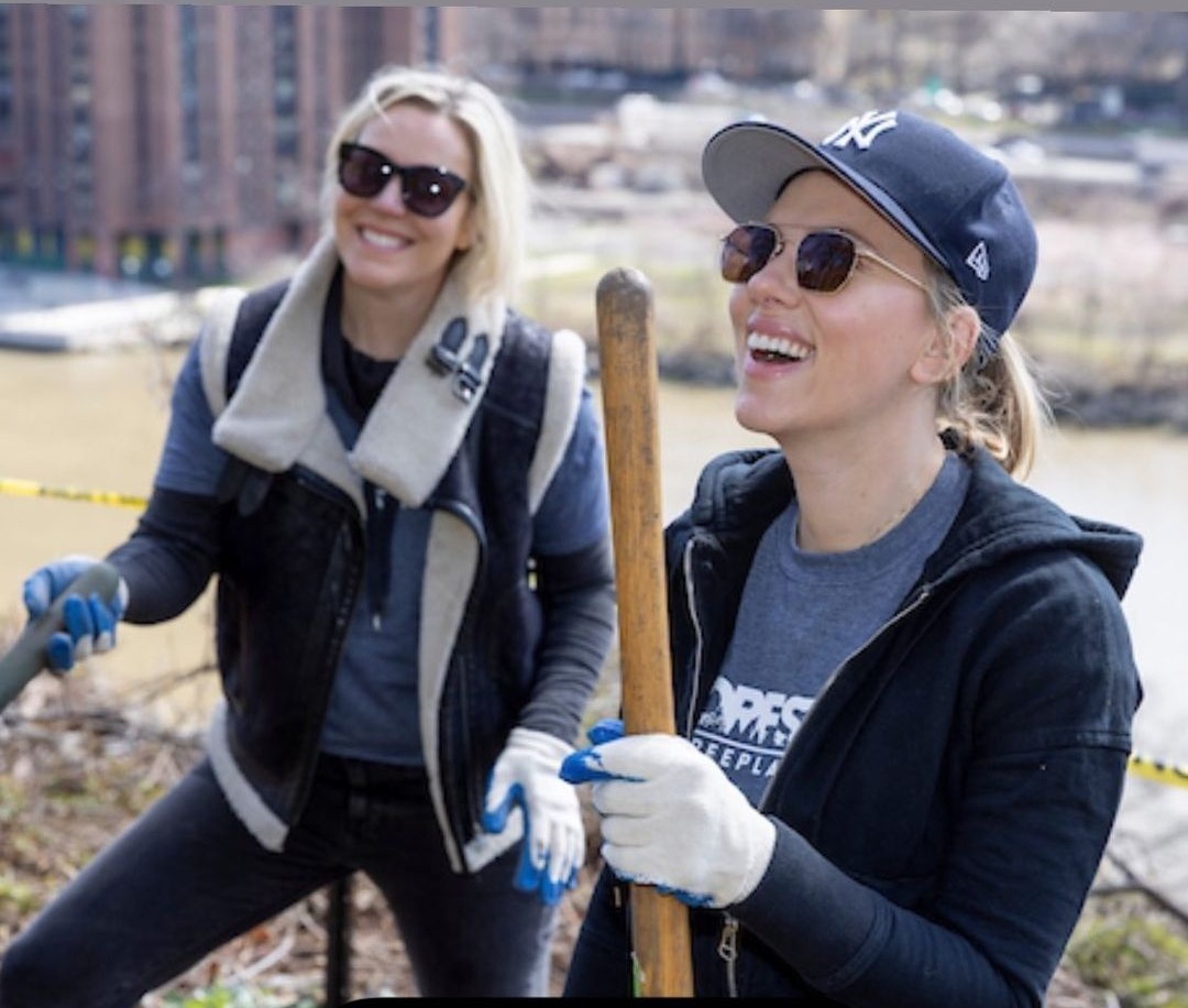 Scarlett Johansson and Kate Foster planting trees in NYC today Best of ...