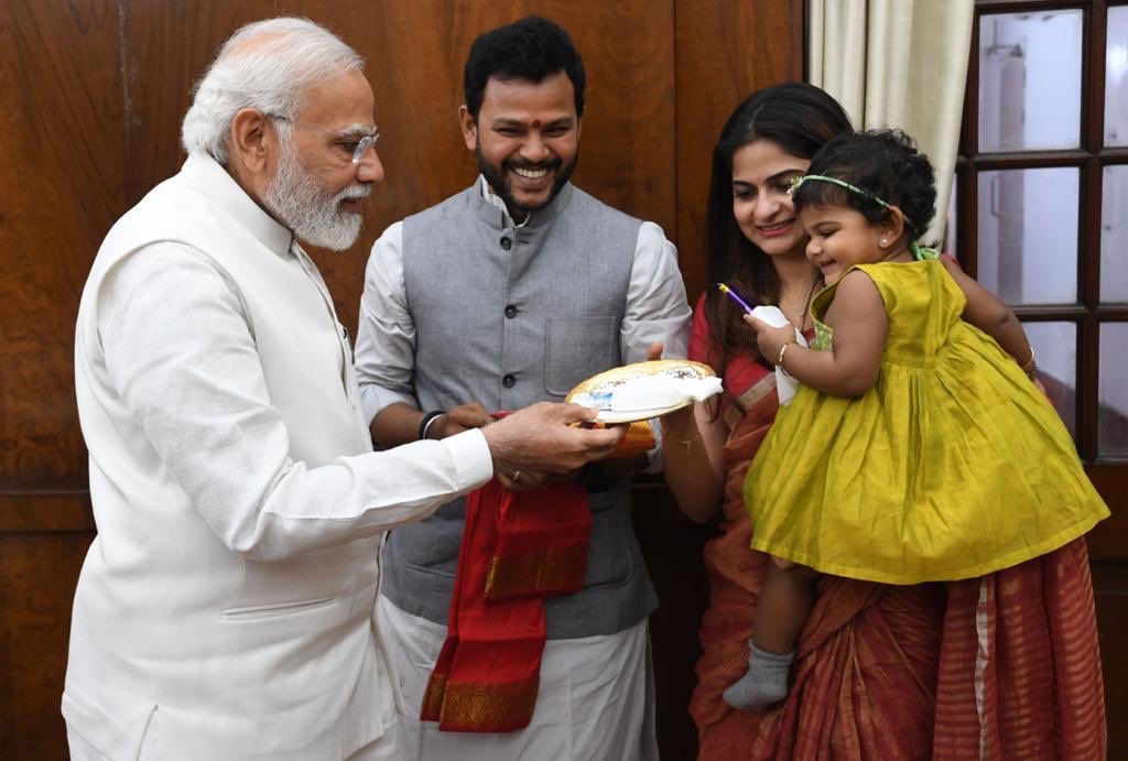 News Arena on Twitter: "Pic of the Day ️ PM Modi with TDP MP Ram Mohan Naidu’s family. https://t ...