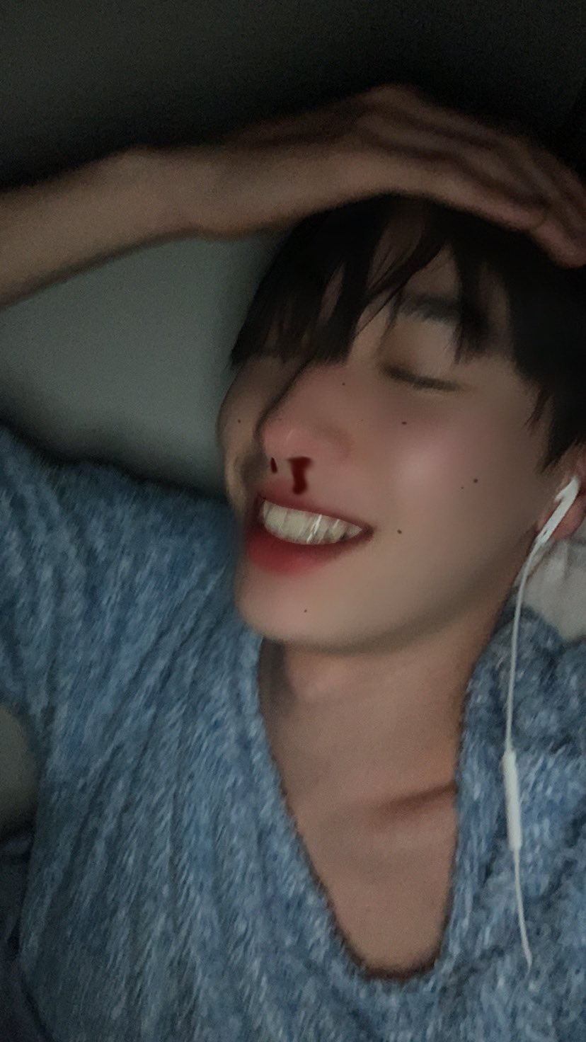 Azu on Twitter: "エロ顔 #鎖骨 #エロ https://t.co/7NwS13Kobb" / Twitter