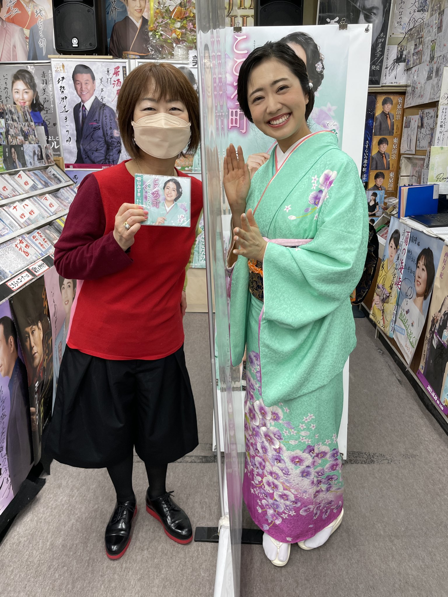 もりちよこ🍄Mori Chiyoko on Twitter: "作詞させていただいた #羽山みずき さんの「こころ町」新曲発売会に行きました。癒やしのコブシ…って言われるその歌声はすうーーっ ...