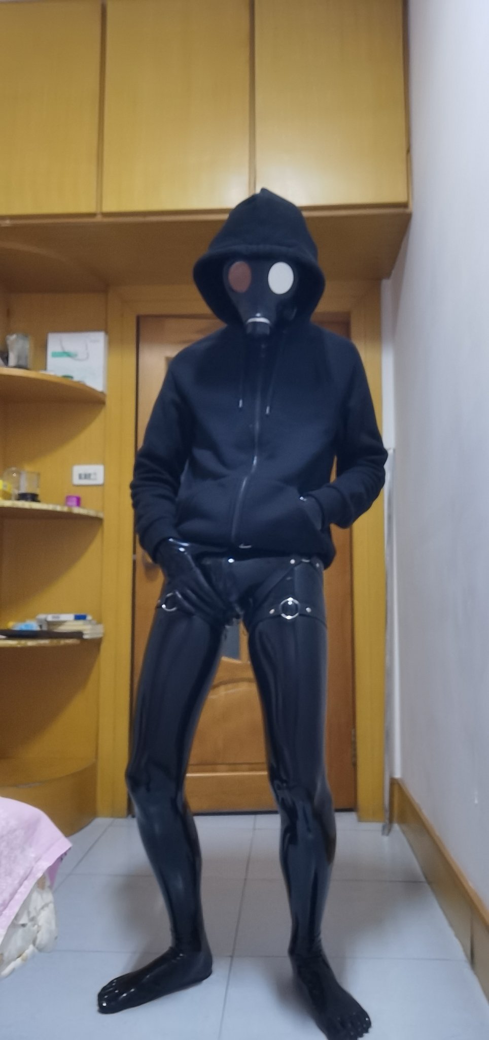 花翎. on Twitter: "夜行 还是黑胶经典 #latex #rubber #胶衣 #latexcatsuit https://t.co/fsSV6hCetd" / Twitter