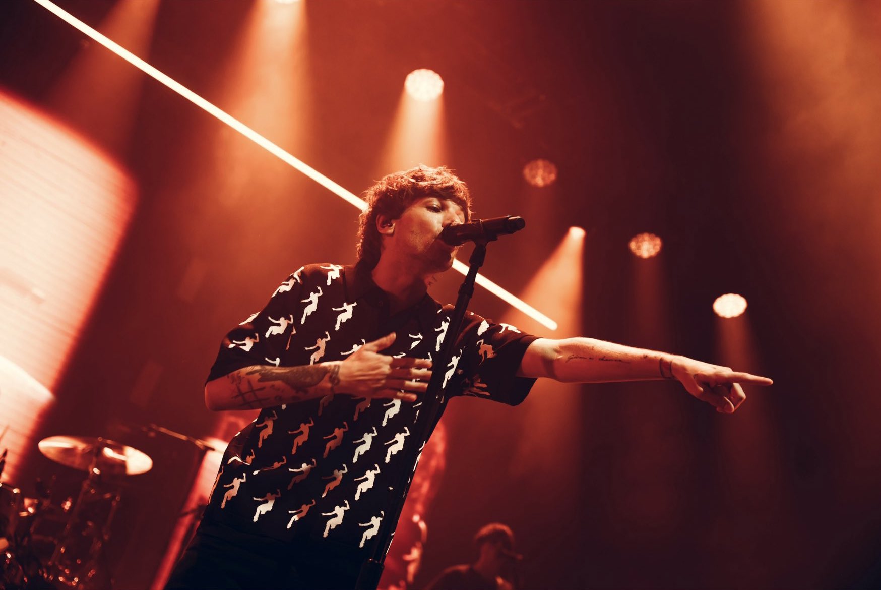HL Daily On Tour on Twitter: "Louis Tomlinson, live from L’Olympia. #LTWTParis #Night1 5.4.22 📸 ...