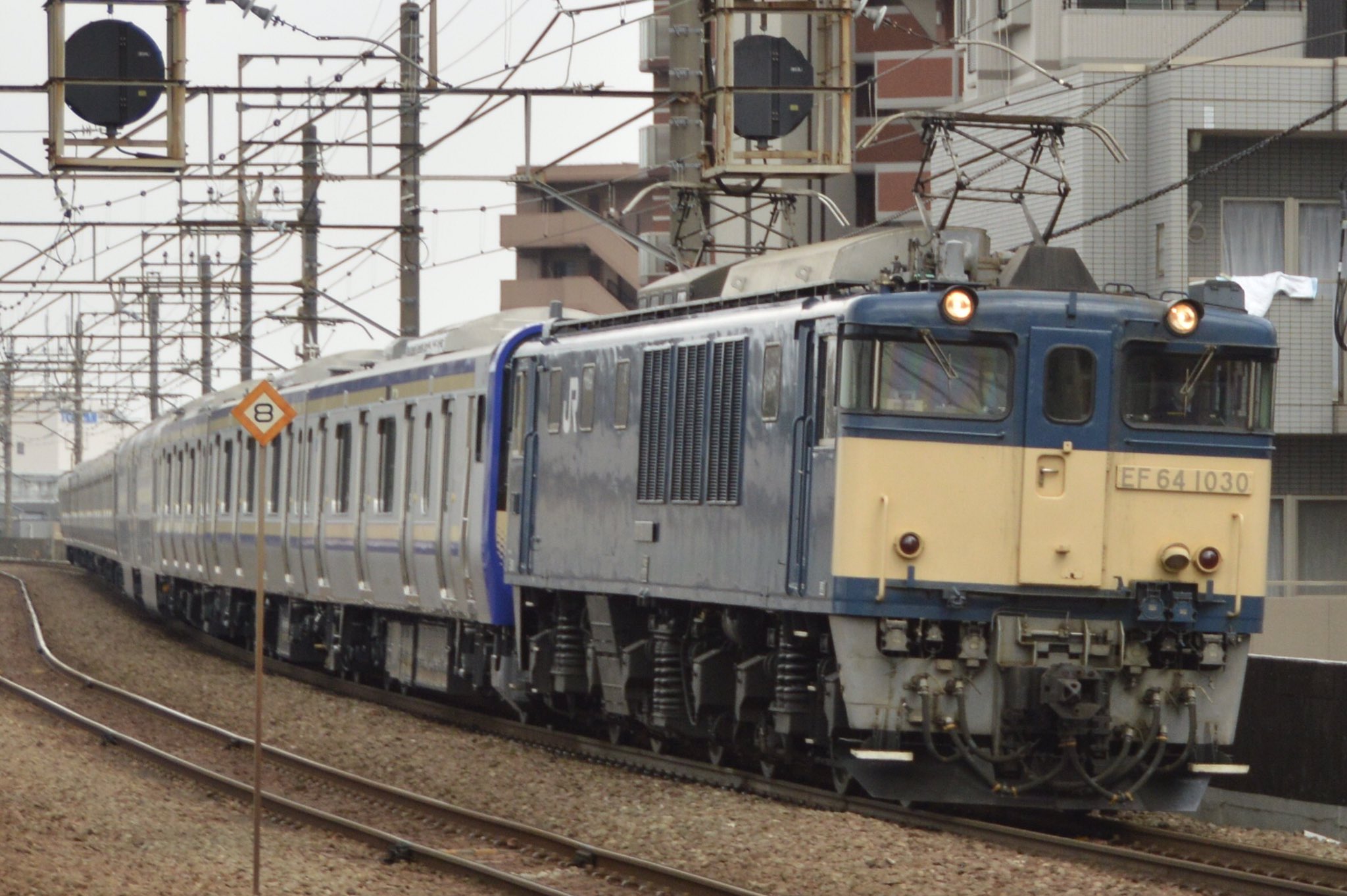 あさぎしらさぎしらさぎあさき on Twitter: "2022/4/7 配9728レ 新津配給 EF64 1030号機+E235系1000番台クラF-14編成 @新座 たくさん人いました笑 ...