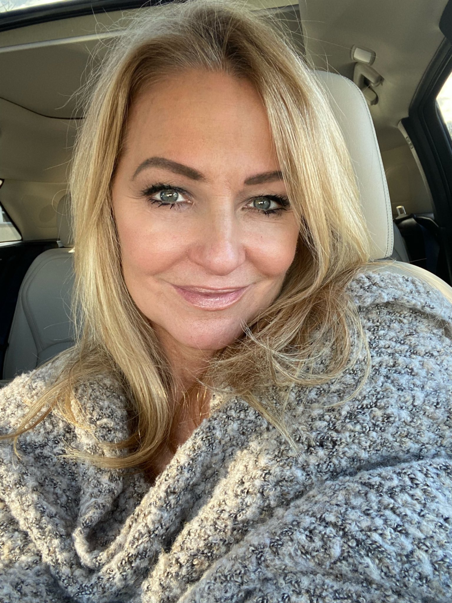 🎙Laura Steele🎙 on Twitter: "Sweater Weather in April 🤔🥶 https://t.co/l9D70Y8xNZ" / Twitter