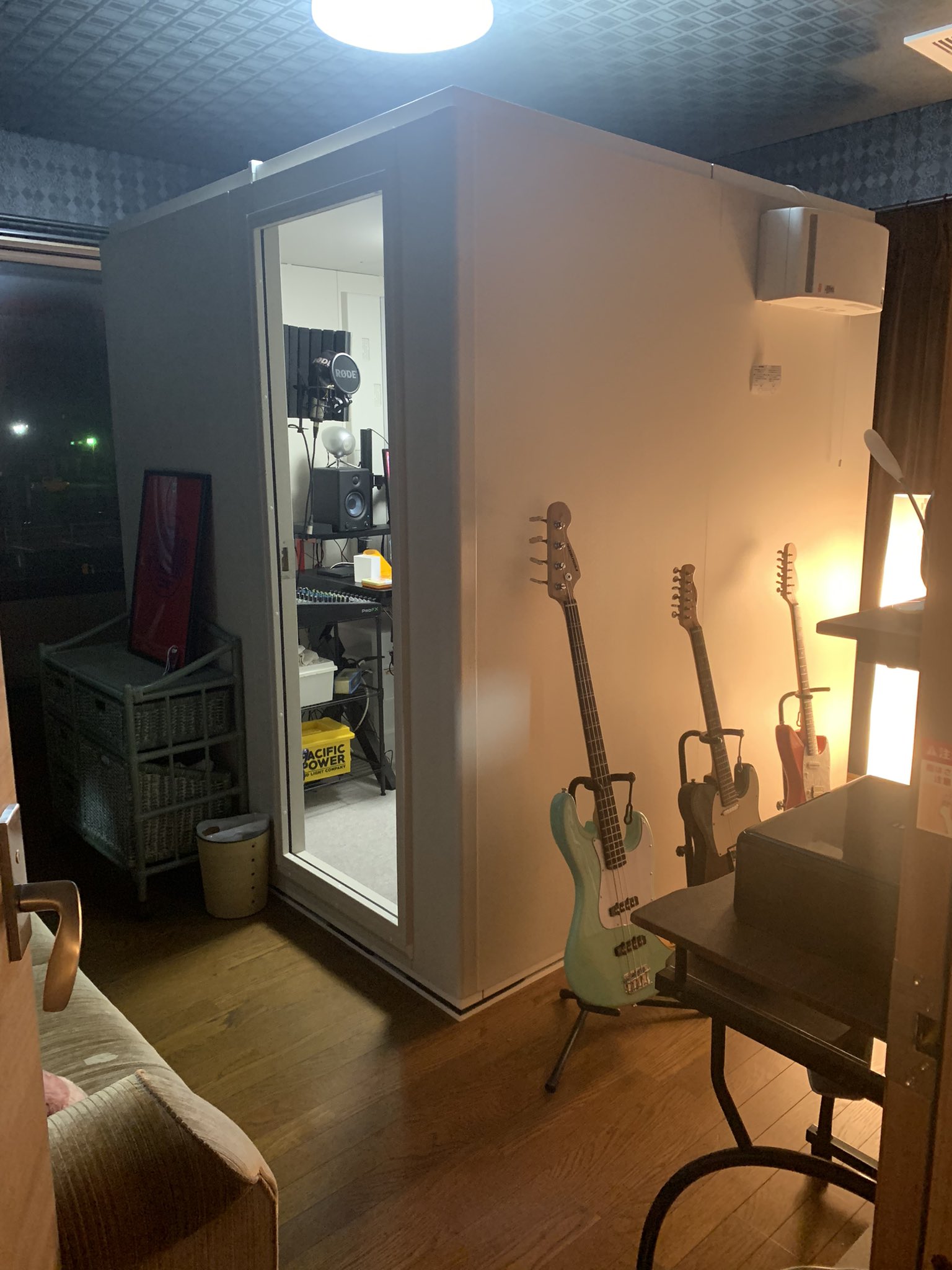 stray hikaru yasuda on Twitter: "昨年部屋に防音室を 入れたらちょうど照明に かかってしまって 防音室以外が 真っ暗に(^ ^;) 間接照明入れてみました。 で ...
