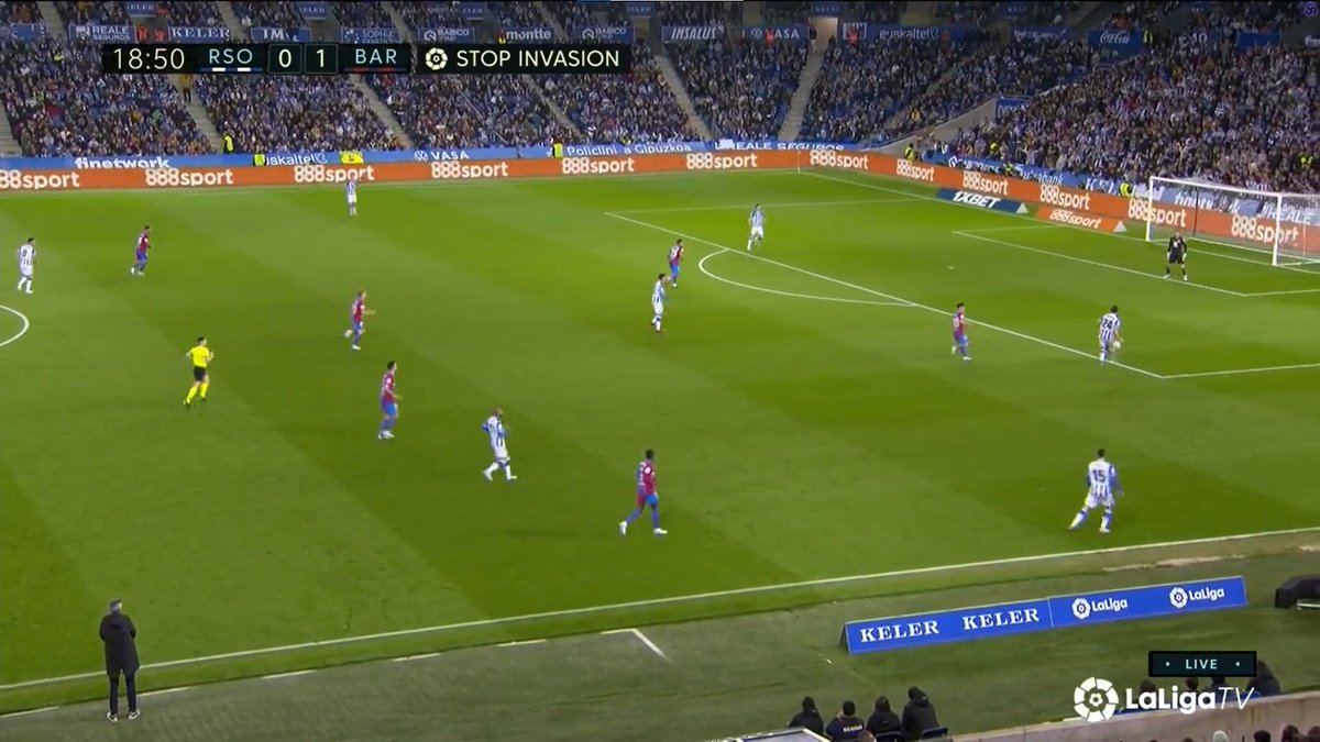 Barca pressing in a 4-4-2 with Auba & the near-side MF either De Jong ...