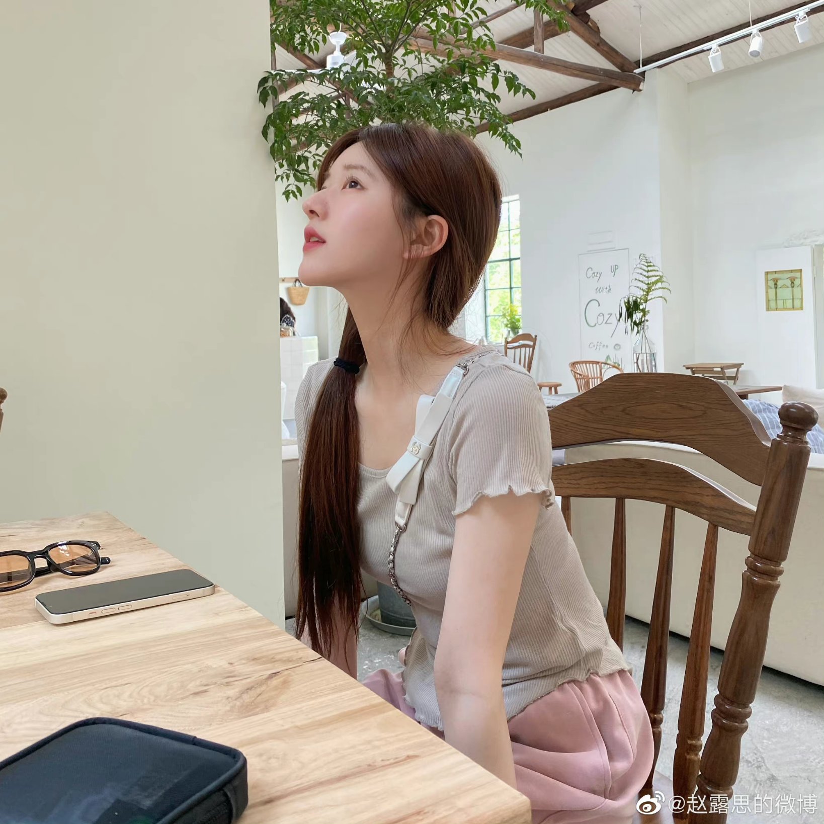 ♡ จ้าวลู่ซือ 赵露思 Thailand ♡ on Twitter: "220422 | 🌹 Weibo Update! [ Trans ] " ตากแดด☀️ " (2/2) 🖇 ...