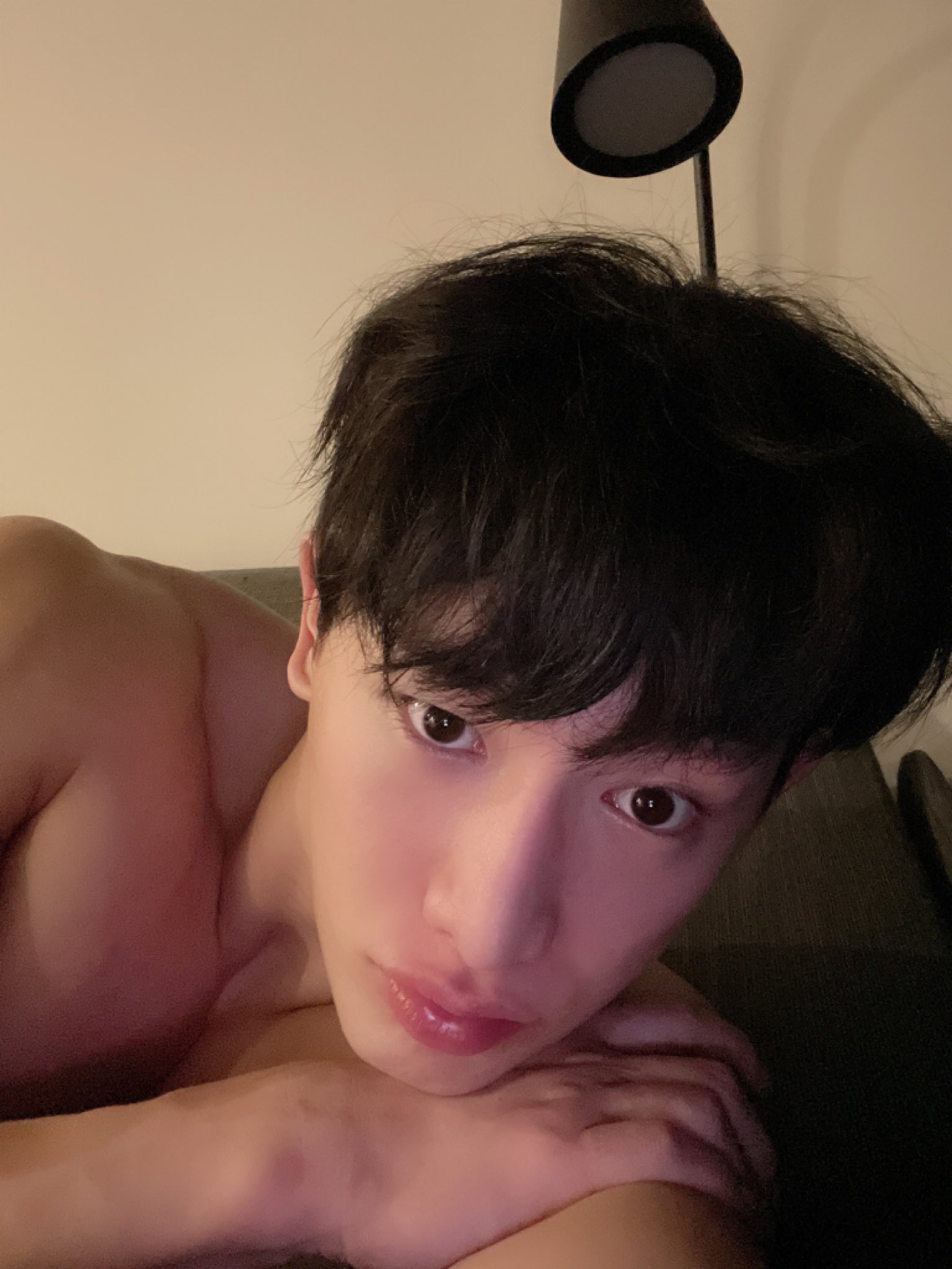WONHO Official on Twitter: "잘자요 #원호 #WONHO https://t.co/OuGg7NiCBI" / Twitter