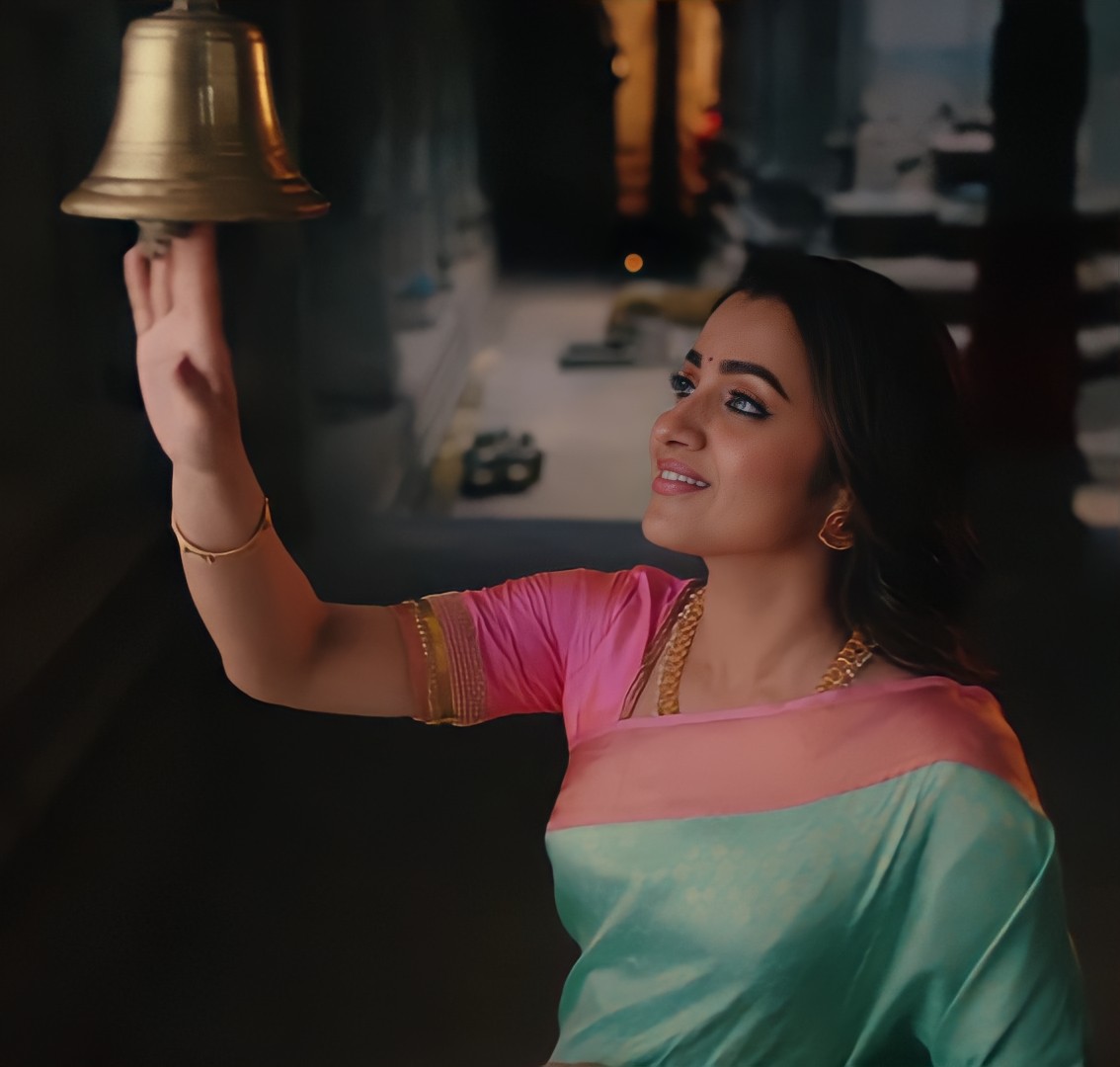 Trisha In Saree Advertisement HD Photos Of Actress Trisha In Pothys AD