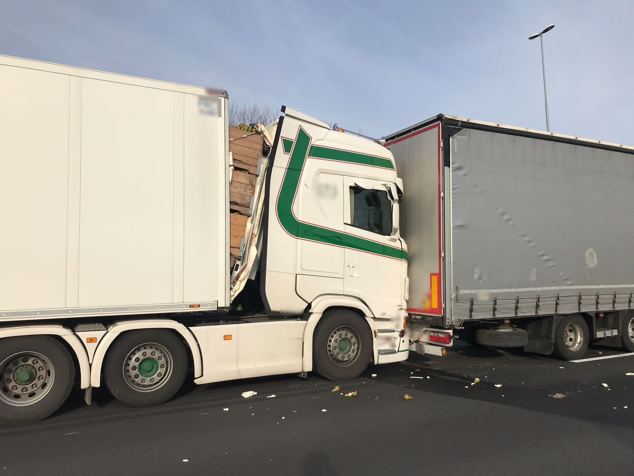 Rijkswaterstaat Verkeersinformatie on Twitter: "De betrokken vrachtwagen is geladen met peren ...